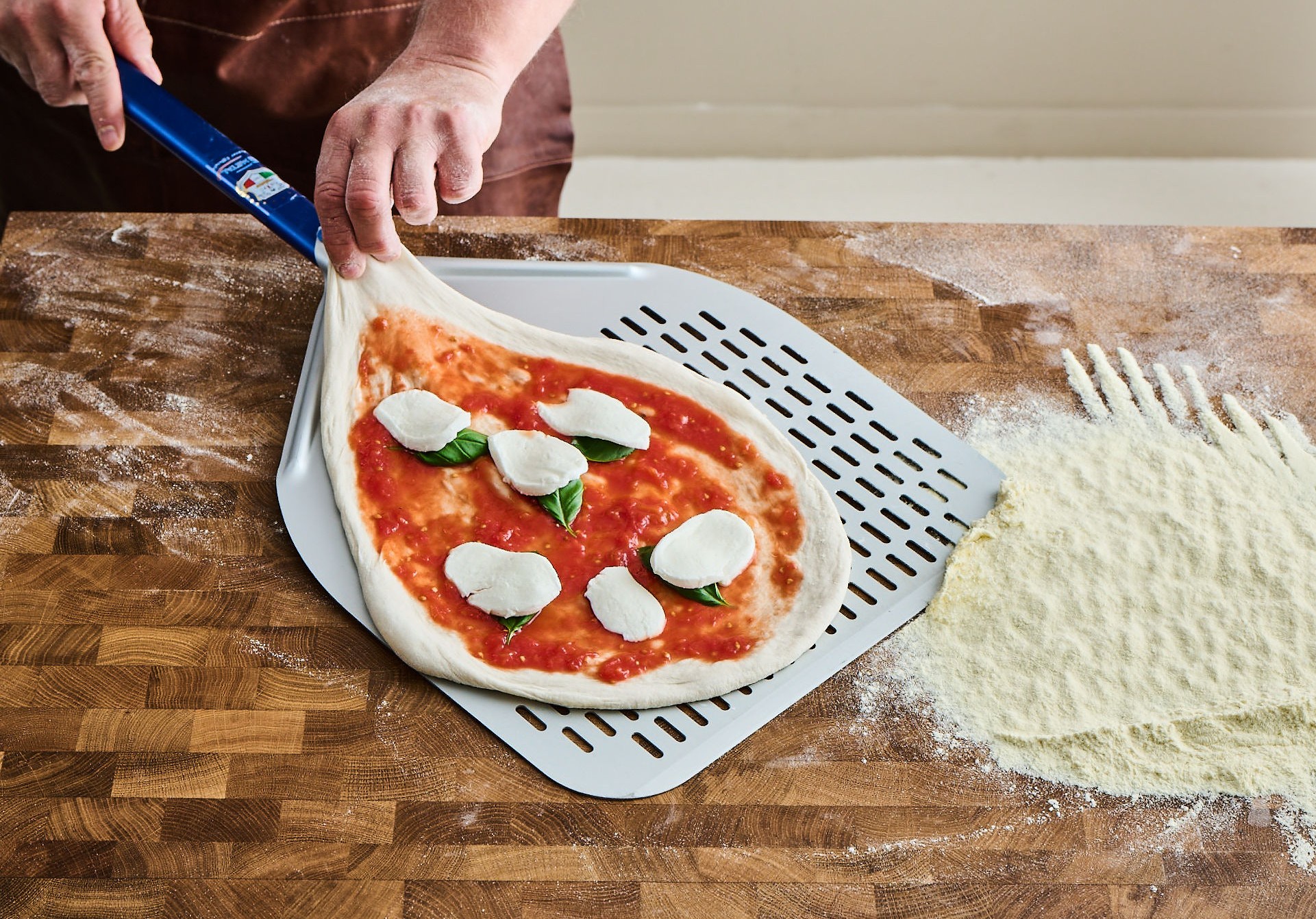 Hvordan ta pizzaen på og av spaden - Pizzamani